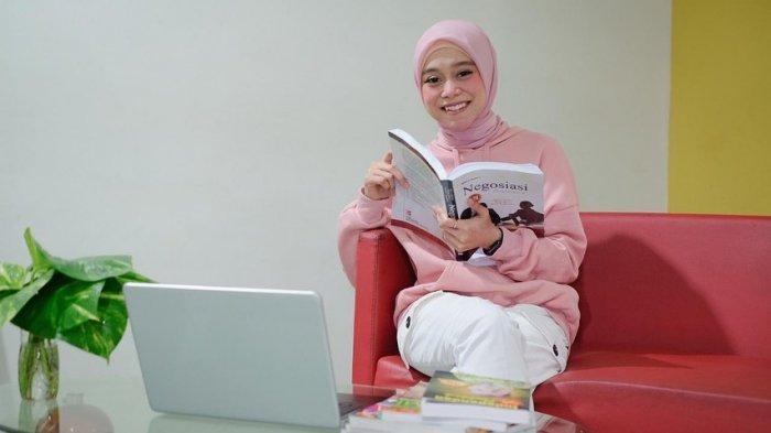 Sendal Lesti Kejora Mendadak Jadi Sorotan, Netizen Syok Saat Tahu Harganya: Sendal Swallow ...