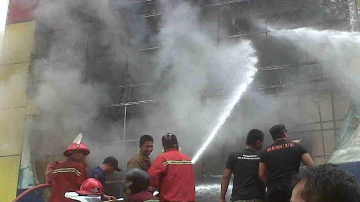 Api Berkobar dari Lantai Tiga - Tribunjambi.com