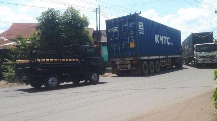 Truk Patah As, Jalan ke Pelabuhan Talang Duku Muaro Jambi Macet ...