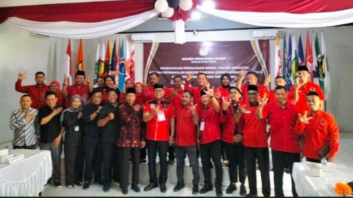 Daftarkan 35 Bacaleg ke KPU, DPC PDIP Tebo Optimis Duduki Kursi Ketua DPRD 2024 - Tribunjambi.com