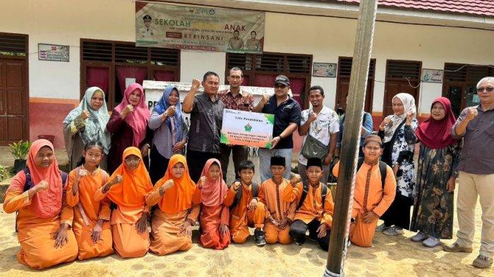 PTPN IV Regional 4 Jambi Bantu Perbaikan Pagar SD 145 Desa Muhajirin ...