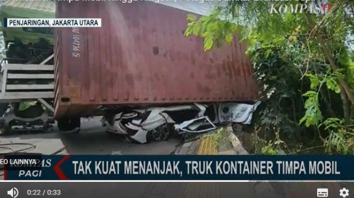 Beredar Video Truk Kontainer Tak Kuat Nanjak, Mundur dan Timpa Mobil di Penjaringan, Sopir ...