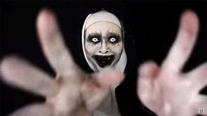 Ada Perempuan Cantik Berjilbab Dibalik Wajah Seram Hantu Valak di Film ...