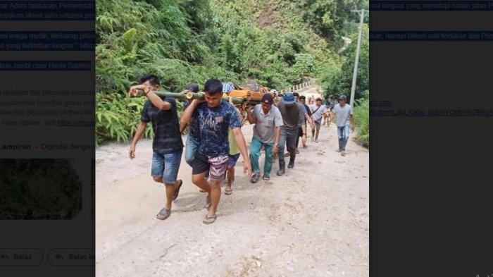 1 Jam Warga Tandu Jenazah Karena Jalan Tertimbun Longsor di Batang Asai Sarolangun Jambi ...