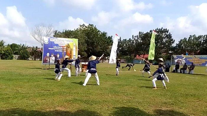 WIKIJAMBI Mengenal Tradisi Beselang Menanjak Padi Desa Melako Intan ...