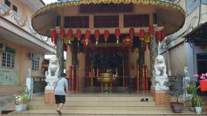 Jelang Imlek, Umat Buddha Mulai Berdatangan di Vihara Sakyakirti Kota ...