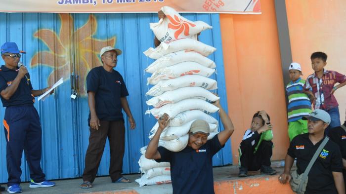 FOTO - Ini Jadinya, Ketika Ada Kompetisi Angkut Beras - Tribunjambi.com