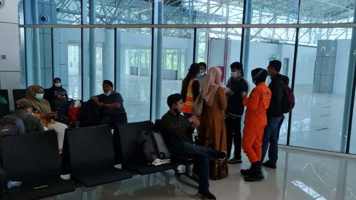PENAMPAKAN Kondisi Pesawat Batik Air yang Mendarat Darurat di Bandara Sultan Thaha Jambi, Ban ...
