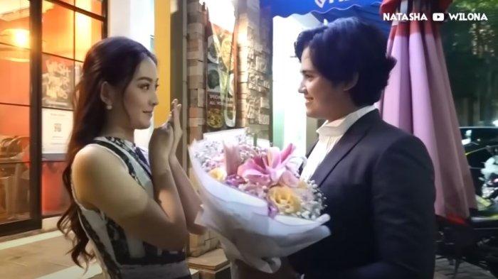 Aliando Syarief Panggil Natasha Wilona Sayang Sambil Beri Buket Bunga Cantik Saat Dinner Bareng ...