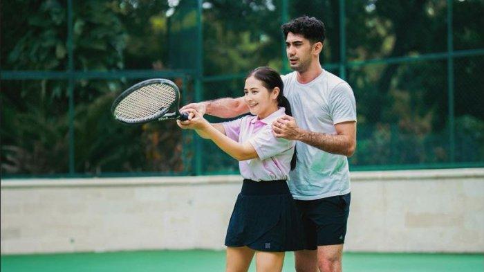 5 Potret Prilly Latuconsina Main Tenis Bareng Reza Rahadian, Pose ...