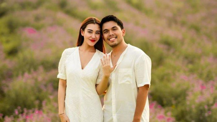 5 Potret Thariq Halilintar Melamar Aaliyah Massaid, Suasana Romantis di ...