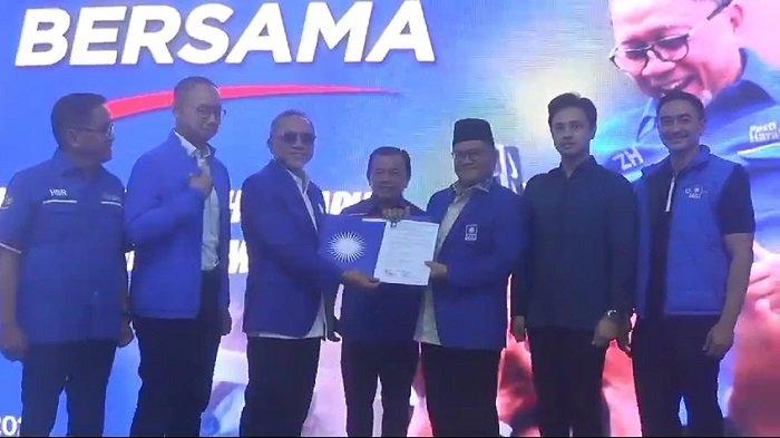 Zulhas Sematkan Jas Kebesaran PAN ke Diza: Sah Jadi Kader, Siap ...