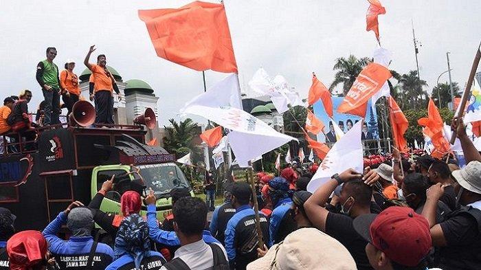 Tuntut Pemerintah Turunkan Harga Sembako, Partai Buruh Demo di Depan ...