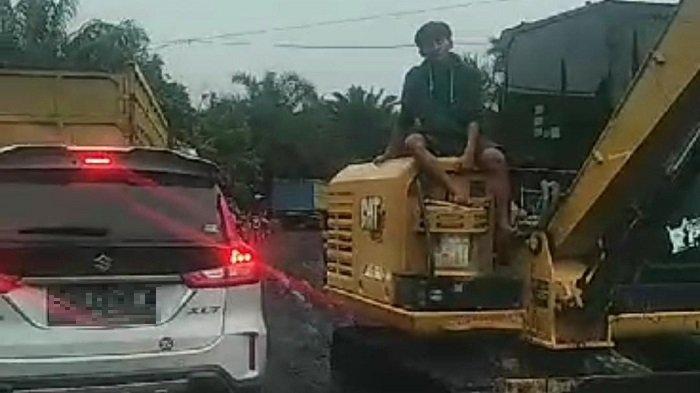 Angkutan Batubara Sebabkan Macet di Jalan Muara Bulian-Tempino, Sopir: 1 Km, Terlambat 40 Menit ...