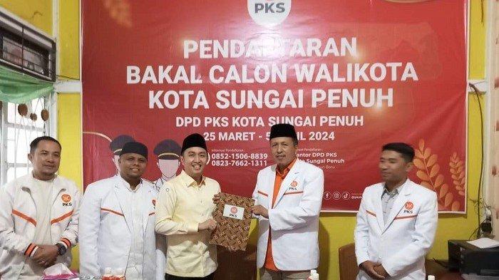 Fikar Azami Kembalikan Formulir Bacawako dari PKS, Harap Dukungan Pilwako Sungai Penuh Jambi ...