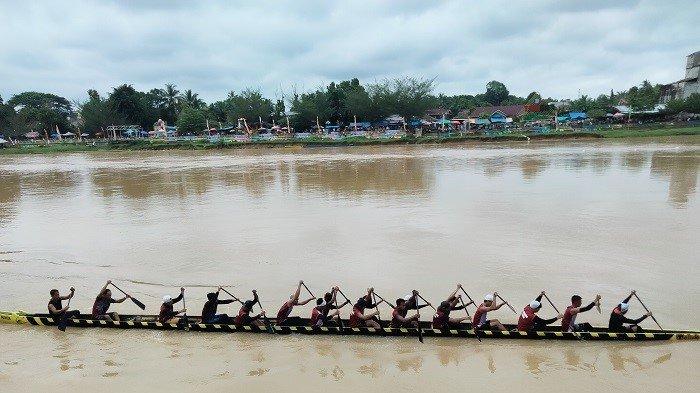 Pacu Perahu di Sarolangun Jambi Dimulai, Teriak Penonton dan Tim ...
