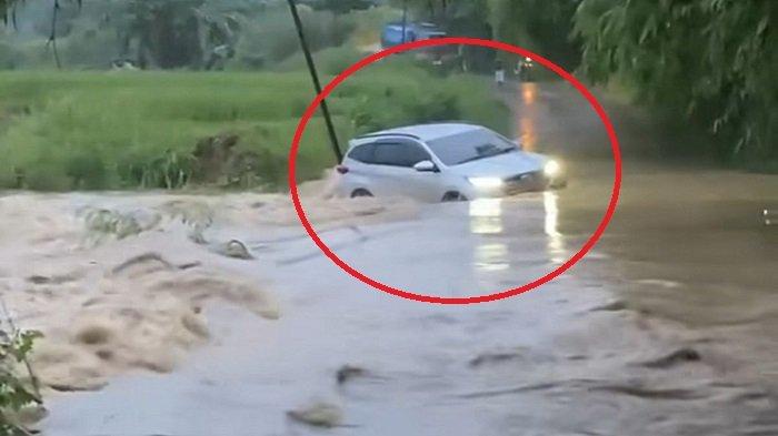 Mobil Terseret Arus 20 Meter saat Pengemudi Nekat Terobos Banjir, Warga: Ya Allah, Pak Turun ...