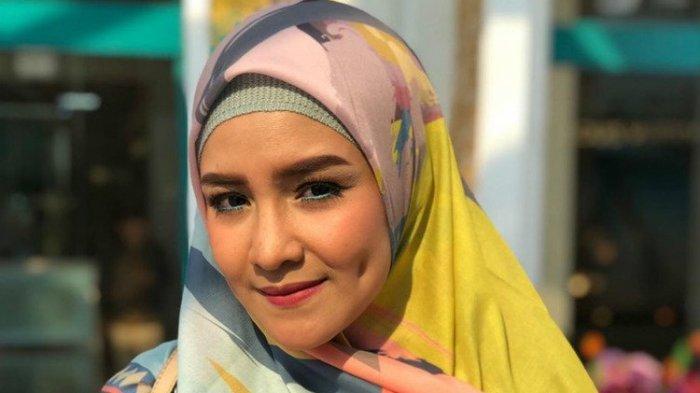 Dulu Terkenal, Artis Cantik Ini Ditipu Seorang Pria hingga Kini Banting Setir Dagang Kue Untuk ...
