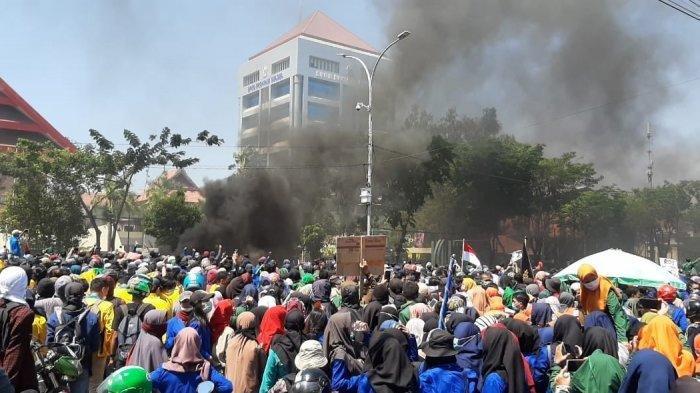 Mahasiswa Jebol Gerbang Kompleks Kantor Gubernur Jateng, Sambil Bernyanyi 'Ganjarnya Mana ...