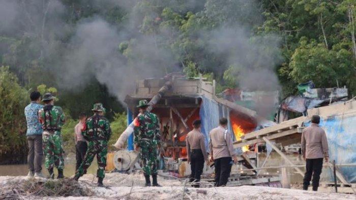 13 Rakit Penambang Emas Ilegal Dibakar Bungo Jambi, Mesin Dompeng Ikut Diamankan - Tribunjambi.com