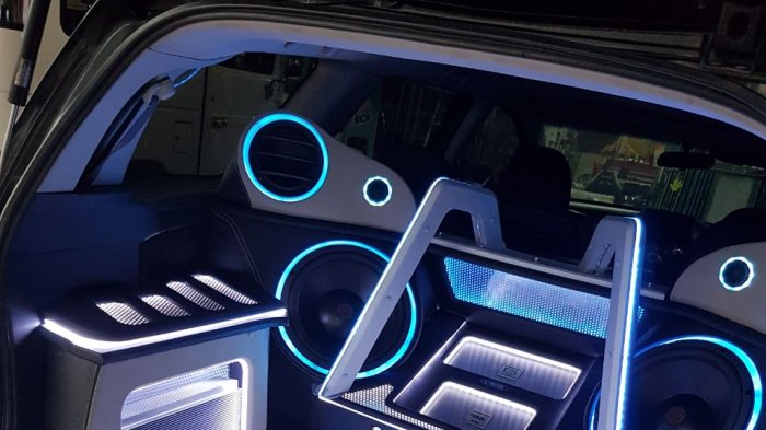 Modifikasi Audio, Bikin Dalam Mobil Serasa Panggung dengan Suara ...
