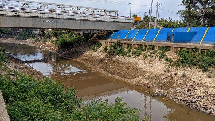 Musim Kemarau, Air Sungai Batanghari di Muara Bulian Mulai Surut ...