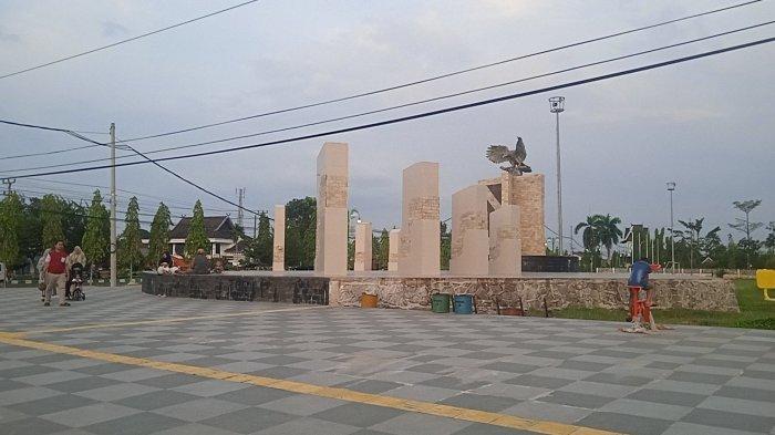 Masyarakat Muara Bulian Ngabuburit di Alun-alun Batanghari Sambil ...
