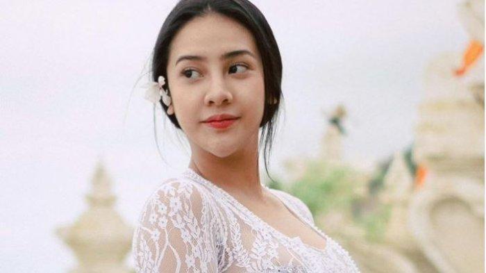 Pose Seksi Anya Geraldine Pakai Dress Transparan hingga Salfok Bagian Ini, Warganet: Jangan di ...