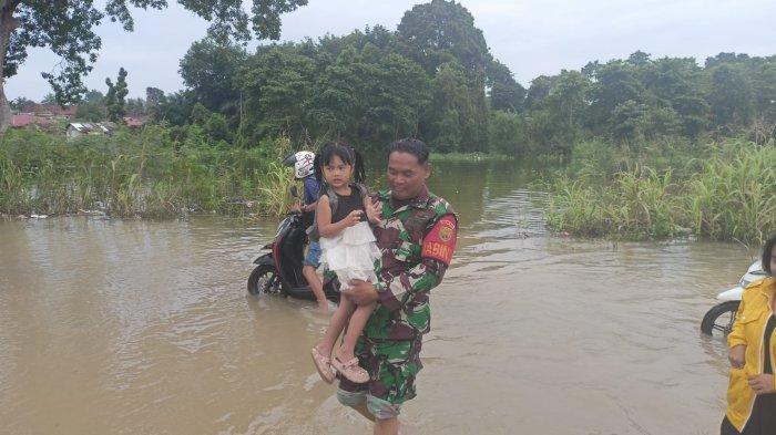 Babinsa Koramil 415-09/Telanaipura Bantu Warga Terdampak Banjir di Kota ...