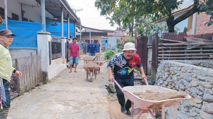 Bacabup Monadi Ikut Dorong Gerobak saat Perbaiki Rumah Adat Depati ...