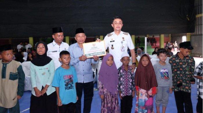 Pj Bupati Muaro Jambi Serahkan Bantuan pada Masyarakat - Tribunjambi.com