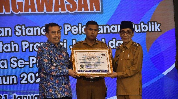 Pemkab Batanghari Terima Penghargaan Predikat Kepatuhan Standar Pelayanan Publik 2022 dari ...