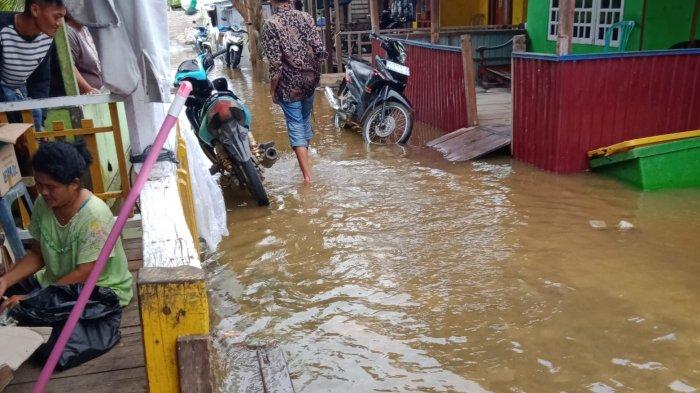 Banjir Rob Sore Ini Rendam Rumah Warga Hingga Jalan Pemukiman di Pesisir Tanjabtim - Tribunjambi.com