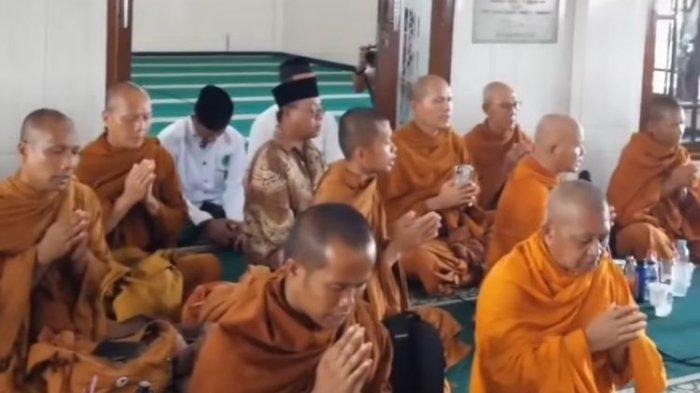 Viral Biksu Thudong Singgah sambil Ibadah di Masjid Temanggung Jateng, Aksinya Tuai Pro dan ...