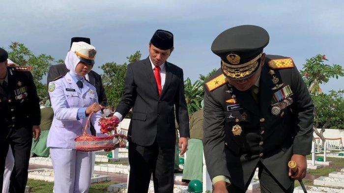 Dalam Rangka HUT ke-77 TNI, Korem 042/Gapu Ziarah ke Taman Makam Pahlawan - Tribunjambi.com