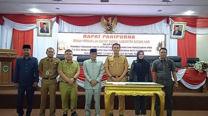 Bupati Batanghari Hadiri Paripurna Penyusunan dan Pengesahan APBD TA 2024 - Tribunjambi.com