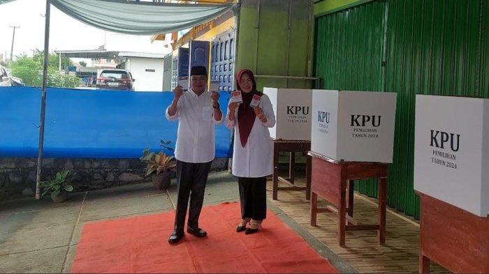 Cabup Tebo Aspan Salurkan Hak Suara di TPS 9 Tebo Tengah Bersama Istri ...