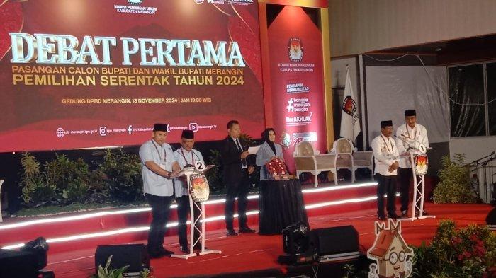 Debat Publik Terbuka Pertama Pilbup Merangin, Paslon Sampaikan Visi dan Misi - Tribunjambi.com