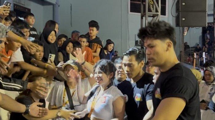 Dinar Candy vs Dinda Adu Tinju di Kota Jambi Malam Hari, Kaus Putih ...