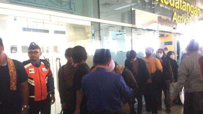 Kedatangan 19 Mahasiswa dari Sudan Disambut Gubernur Jambi di Bandara Sultan Thaha - Tribunjambi.com