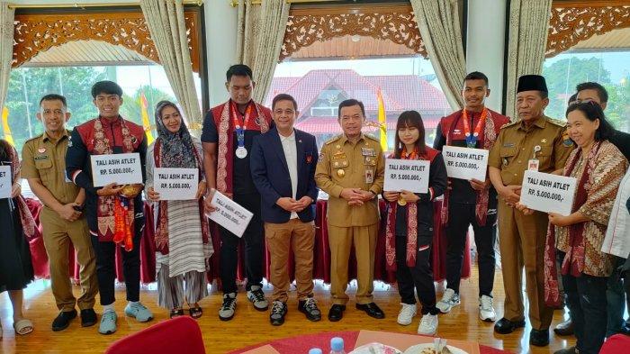 Gubernur Jambi Al Haris Berikan Bonus untuk Peraih Medali SEA Games ... Gubernur Jambi Al Haris Berikan Bonus untuk Peraih Medali SEA Games ...