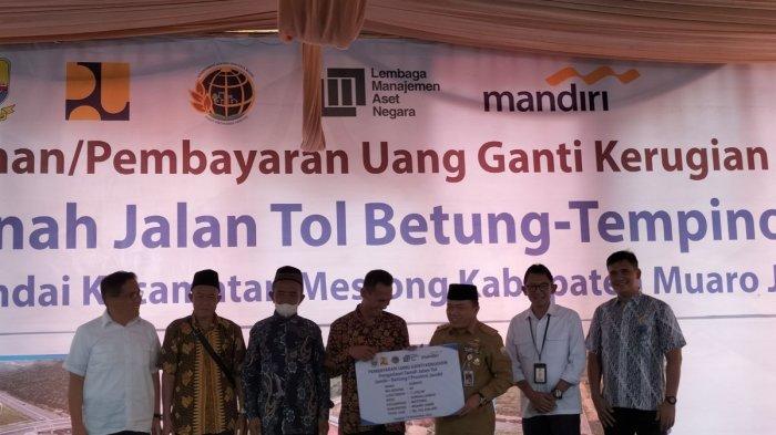 Gubernur Jambi Serahkan Ganti Rugi Lahan Warga Terkena Jalur Tol Jambi ...