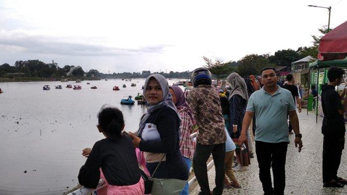 H+3 Idul Fitri Kawasan Wisata Danau Sipin Dipadati Pengunjung ...
