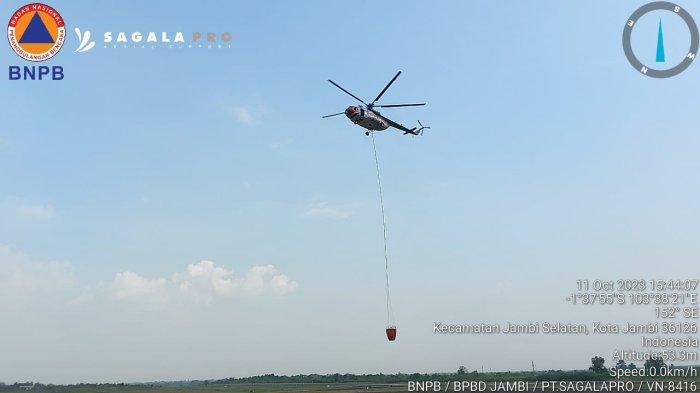 Helikopter Tujuh Kali Patroli di Wilayah Tebo, Satgas Turunkan Water Boombing Bantu Padamkan Api ...