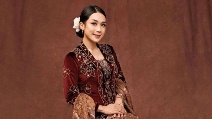Kebaya Merah Puput Nastiti Devi Mendadak Jadi Sorotan, Bukan Fetish Kayak Icha Ceeby ...