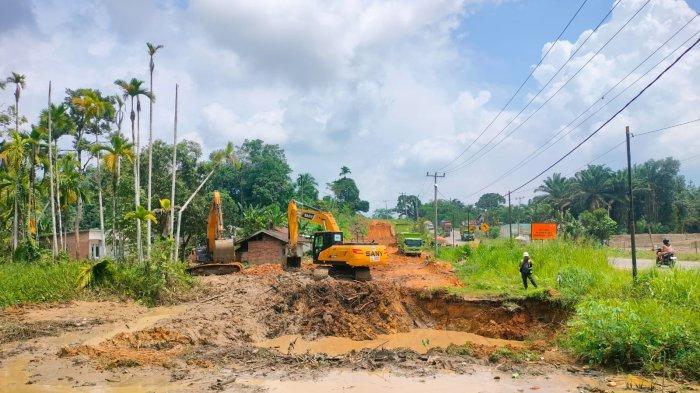 650 Meter Ruas Jalan Nasional di Depan Pintu Exit Tol Bayung Lencir ...