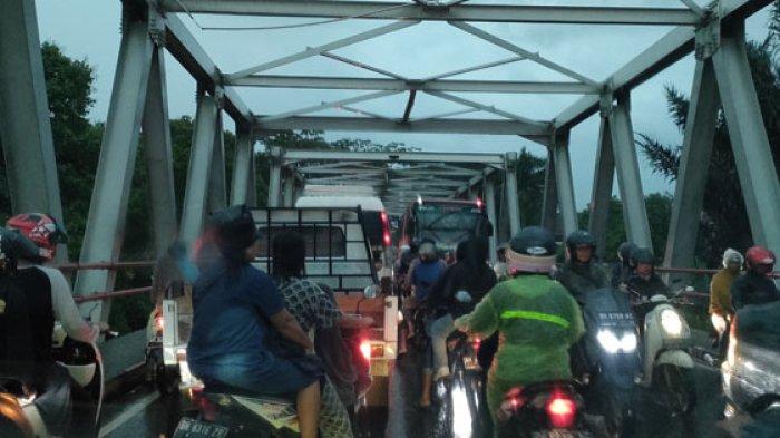 Pagi Ini Kawasan Jembatan Aurduri 1 Kota Jambi Macet Parah ...