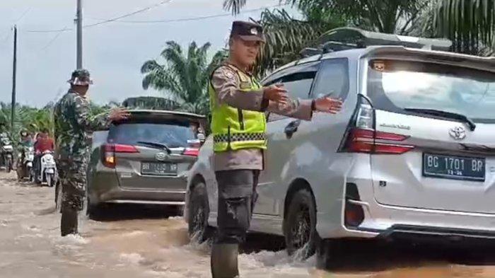 Hujan Deras, Jalan Nyogan-Sungai Bahar Muaro Jambi Terendam Banjir ...