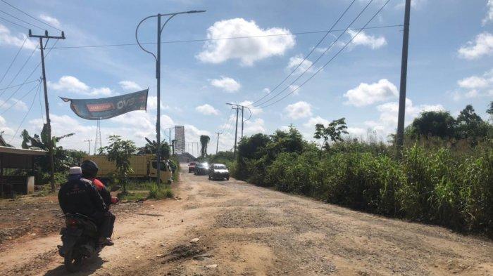 Pengendara Keluhkan Jalan Rusak di Dua Sisi Oprit Jembatan Muara Sabak ...