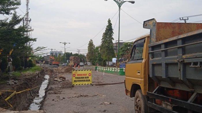 Jalan di Depan Terminal Muara Bulian Batanghari Mulai Diperbaiki ...